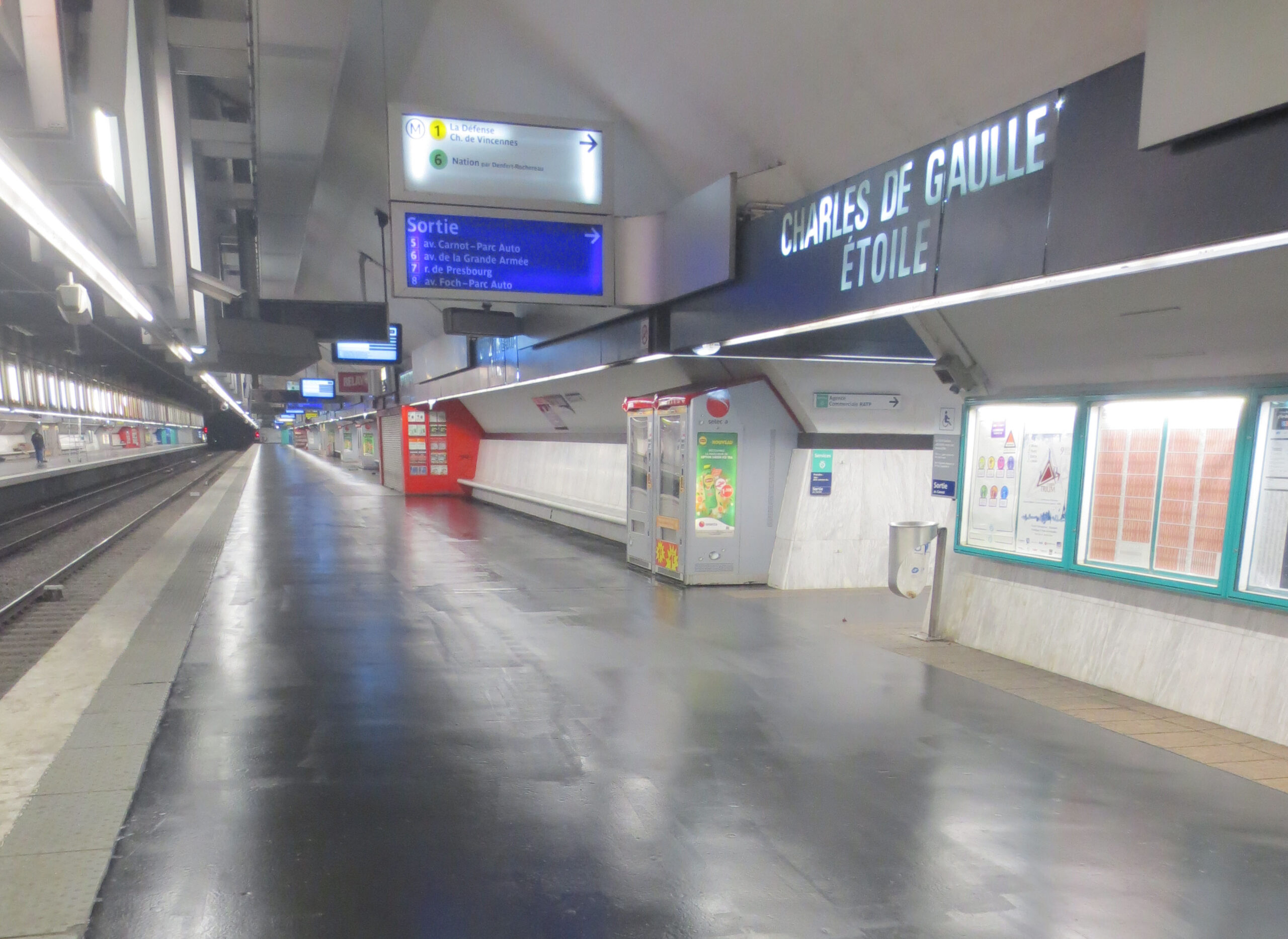 Nettoyage appronfondi en gare de Charle de Gaulle - Etoile